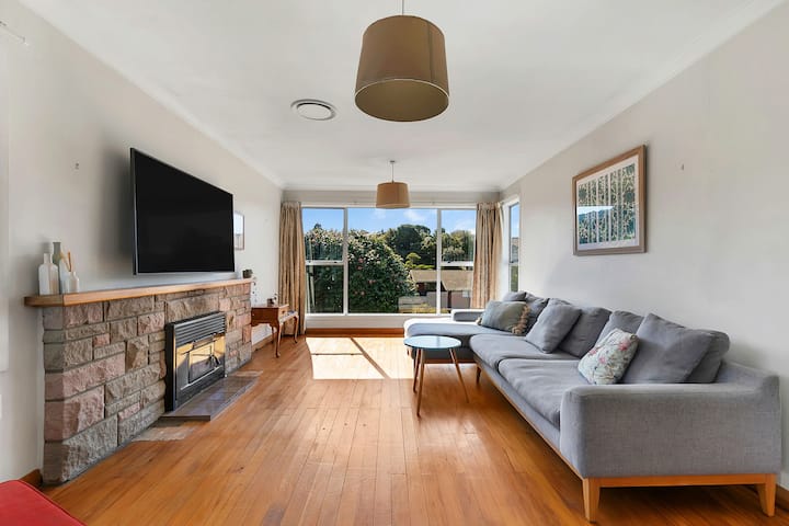 Redwood Retreat: Cosy Stay! - Wellington