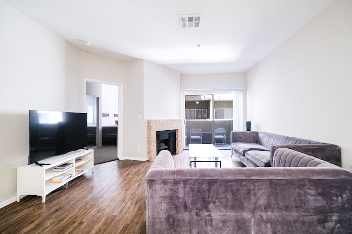 2 Br West Hollywood Apartment Near Sunset Strip - Los Angeles, CA