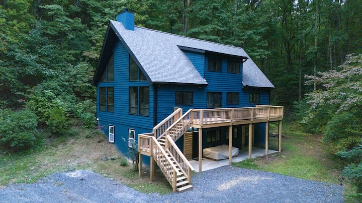 Walk To Helen: Movie Theater, Game Room, Huge Deck - Helen, GA