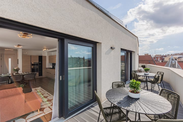 Penthouse W Terrace And 2 Parking | Ac Top Floor - Budapest