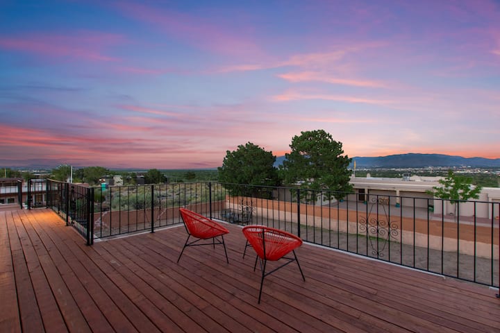 7br Retreat W/ Gated Parking Views & Near Old Town - Albuquerque, NM