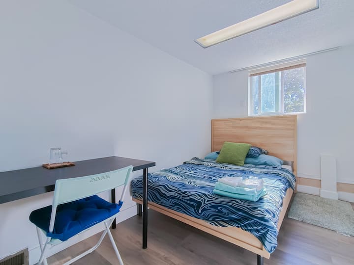 Cozy Suite With Private Bath @ Oak Park - Vancouver