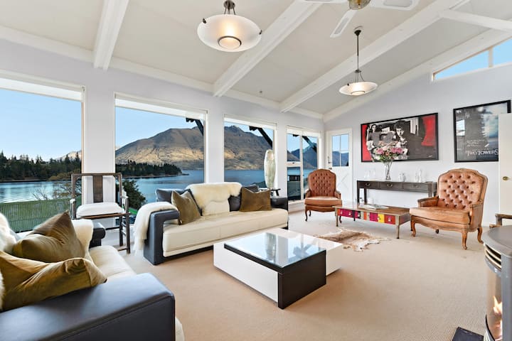 Lake Wakatipu Home - Stunning Views & Walk To Town - Queenstown, New Zealand