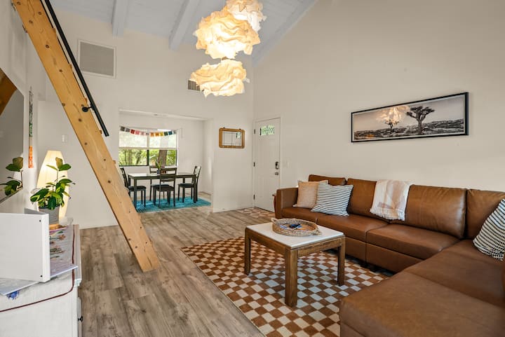 Magical Sedona Treehouse! Cozy & Centrally Located - Sedona, AZ