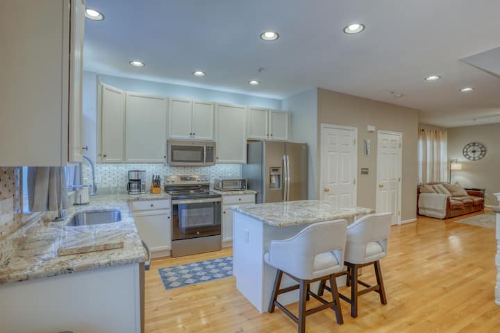 Luxury Coastal Townhouse With Pool & Game Room - Delaware