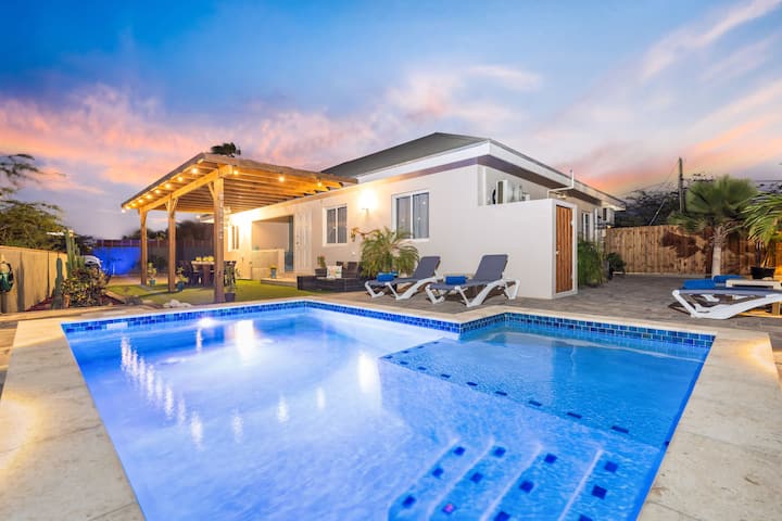 Renovated ~ Privatepool ~ Outdoordining ~ Location - Aruba