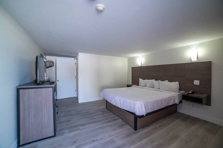 Viking Shores Motor Inn (King Room) - Orleans, MA