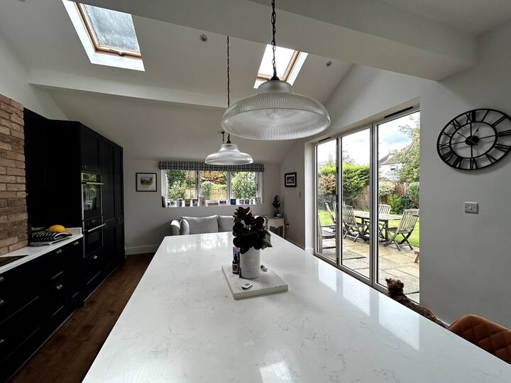 Beautiful Coach House In The Heart Of Claygate - Surbiton
