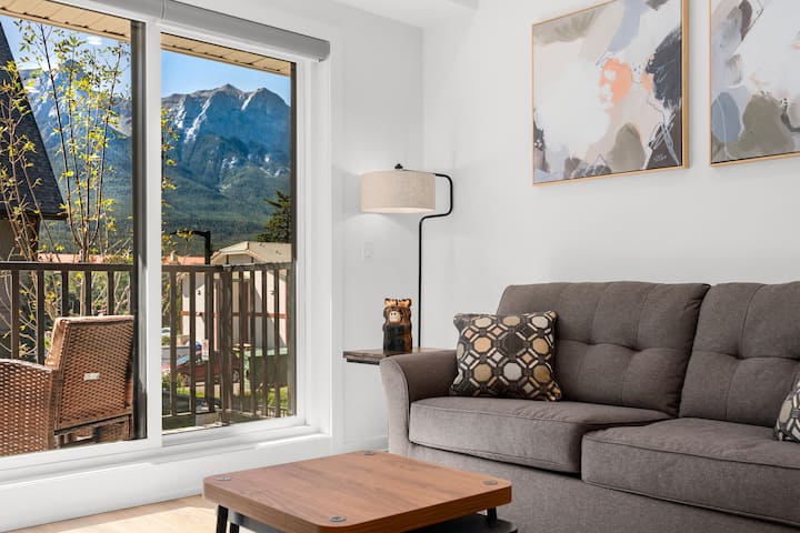 Luxury 3 Bedroom / Rooftop Hot Tub / Mountain View - Alberta