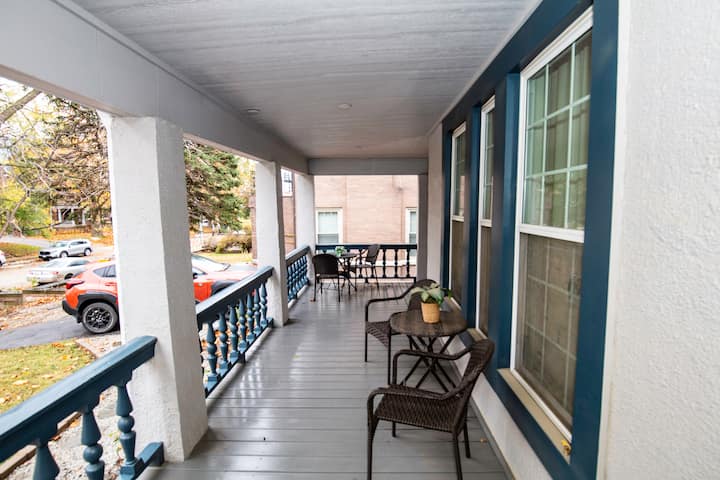 Ives House - Historic Charm | Hot Tub - Omaha, NE