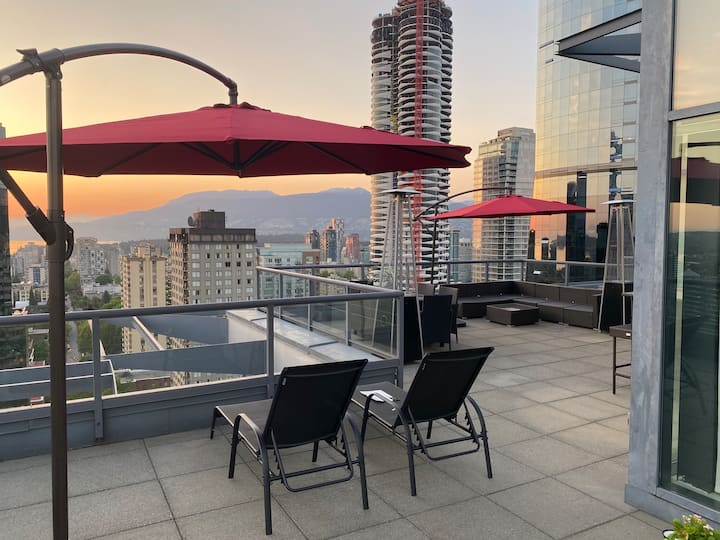 Downtown 2-level Penthouse, Ocean & Mountain Views - Vancouver
