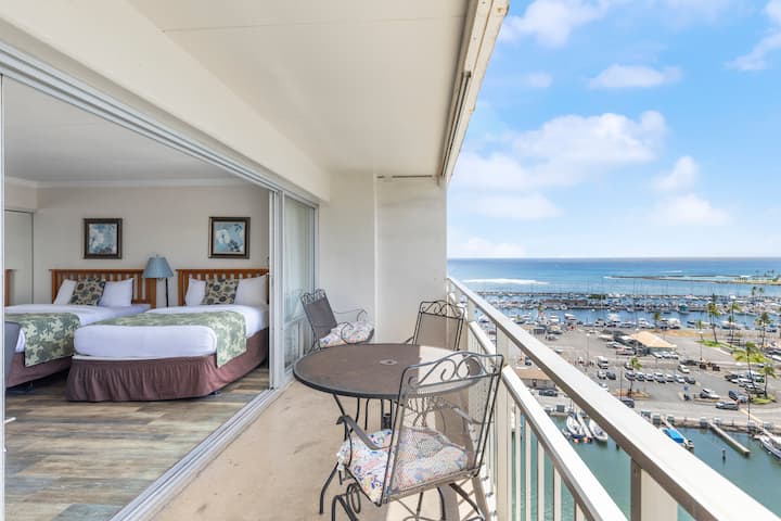 Oceanview Waikiki Resort Condo -Sleeps 5 & Parking - Honolulu, HI