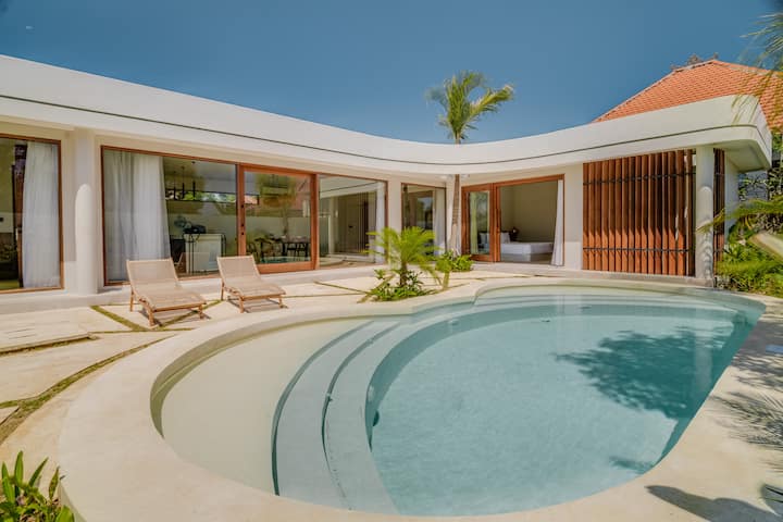 Tropical Bliss Getaway: Charming 2-bedroom Villa - Uluwatu