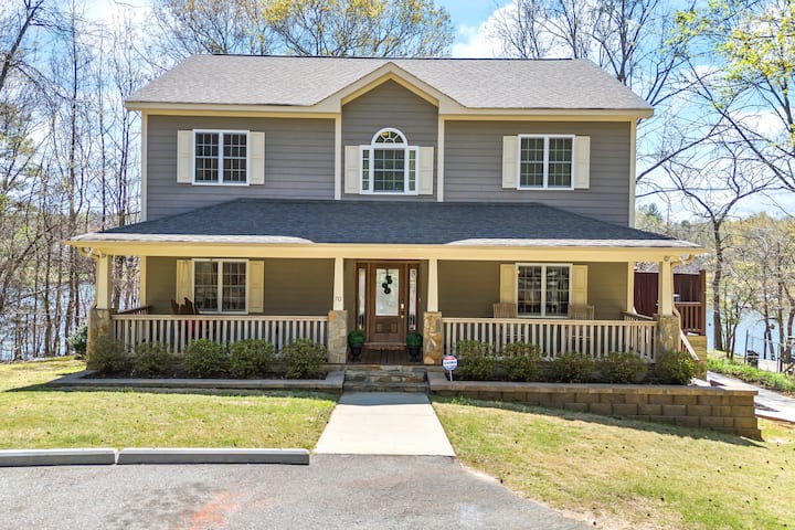 Lake Hartwell Living At Its Best! - Lavonia, GA