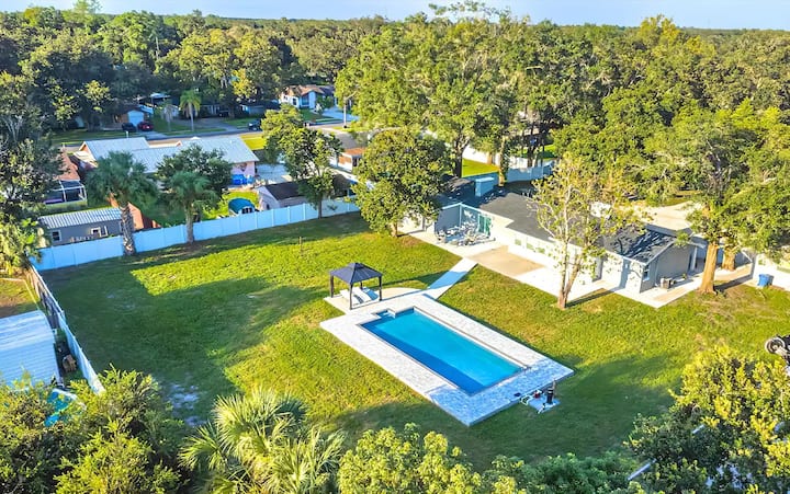 Entire Pool Villa, Sleeps 26+ - Tampa Bay, FL