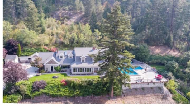 Lakeview Estate Home Nestled In Nature - Vernon