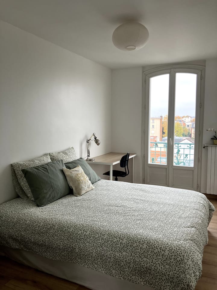 Chambre Privative Avec Grand Lit Très Confortable - Courbevoie
