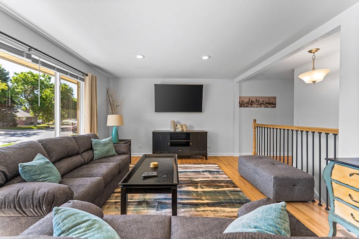 Spacious Group Retreat Between Airport & Mountains - Morrison, CO