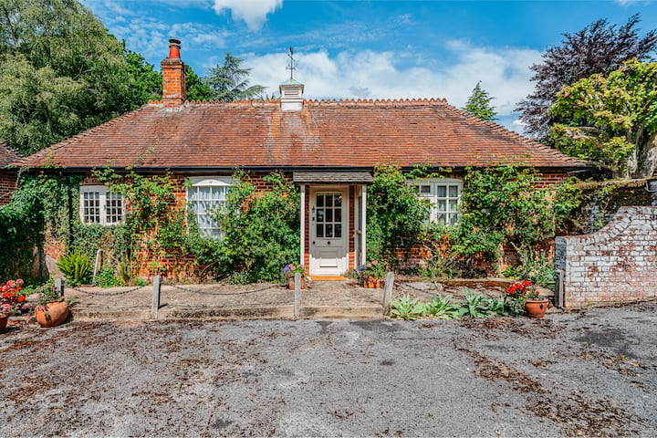Beautiful Riverside Cottage With Large Garden, 2br - Lymington