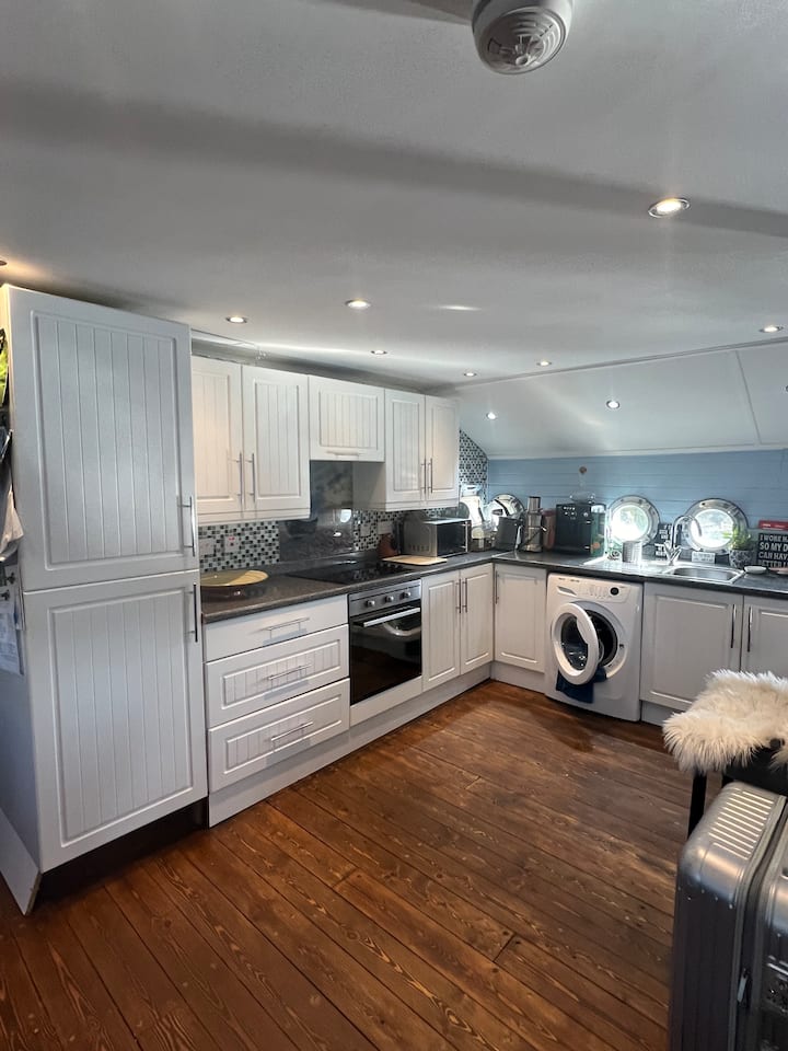 Comfy En-suite Bedroom In A Quirky Houseboat - Isle of Wight