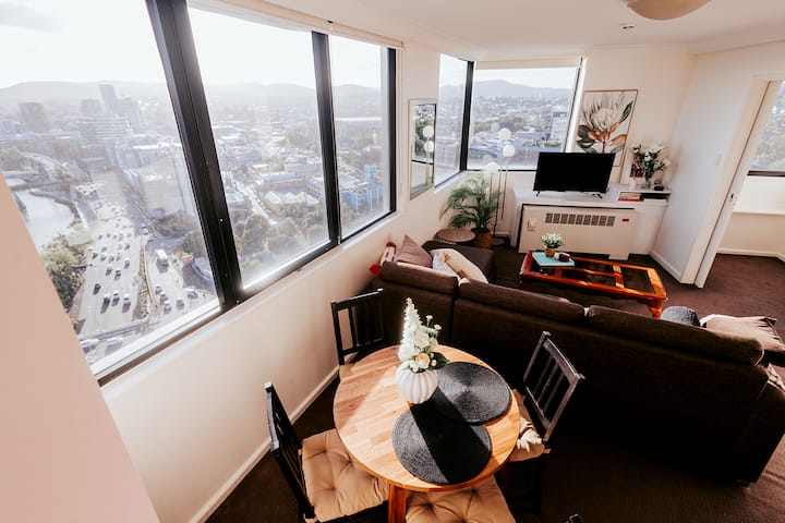 Rare Expansive River Views | Free Parking & Pool - Brisbane