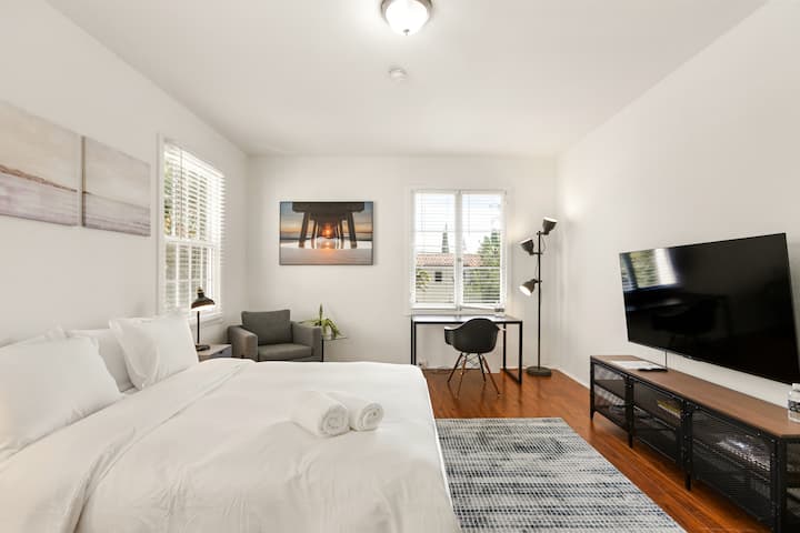 E.7 -Bright Top Floor Corner Studio Beverly Hills - Beverly Hills, CA