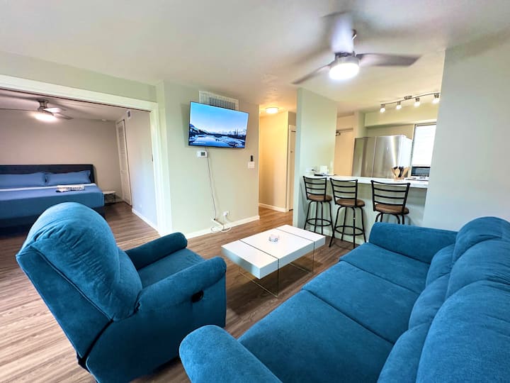 Freshly Renovated 2 Br Waikiki Condo W/ Parking - Honolulu, HI