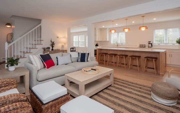 Serene & Spacious Home Near Newport And Beaches - Newport, RI