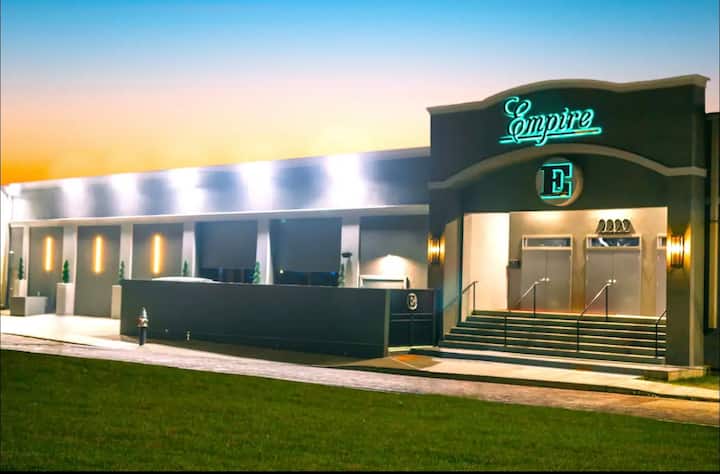 6br/6ba Hotel Suites Groups! Pool, Parking & 11tvs - New Orleans, LA
