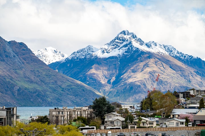 No Car Needed! So Close To Town! - Queenstown