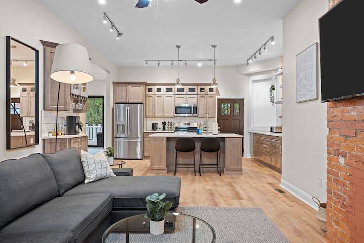 Bbq+free Parking+netflix+games Near Bakery Square - Pennsylvania