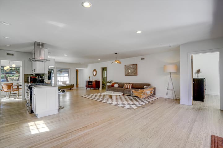 Open Plan + Sunny Outdoor Venice Living - Los Angeles, CA
