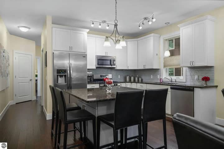 Downtown Four Bed, Two Bedroom Condo At The Ivy - 트래버스시티