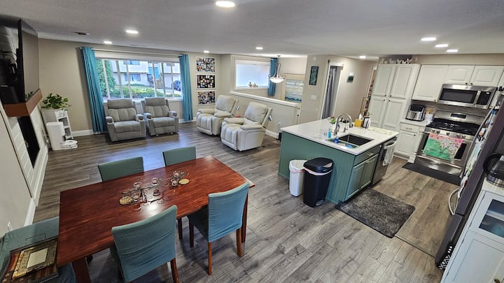 Modern Quiet Retreat Deck King Bed Kitchen - Portland, OR