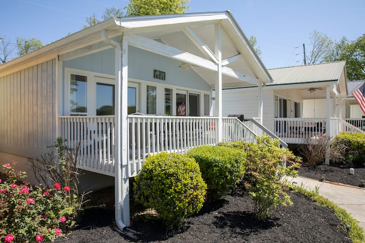 The Lakeside Cottage-two Docks-bring Boat - Hiawassee, GA