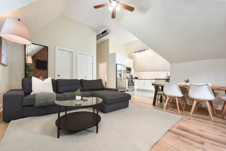 Netflix+free Parking Near Hospitals|food|shopping - Old Mill, West Mifflin