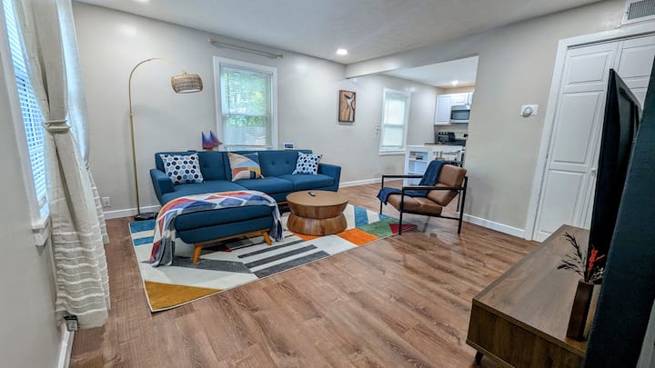 Vibrant & Stylish 2 Bedroom Home - Pinewood Lake, CT