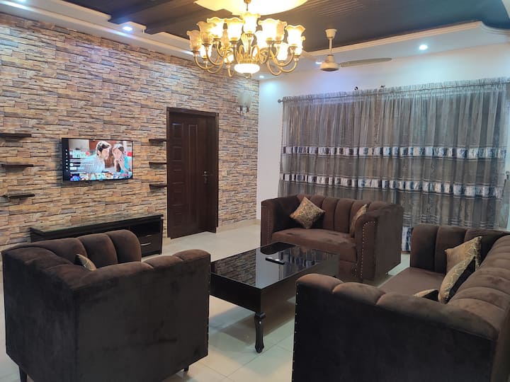 4 Br Serviced First Floor Near Emporium Mall - Lahore