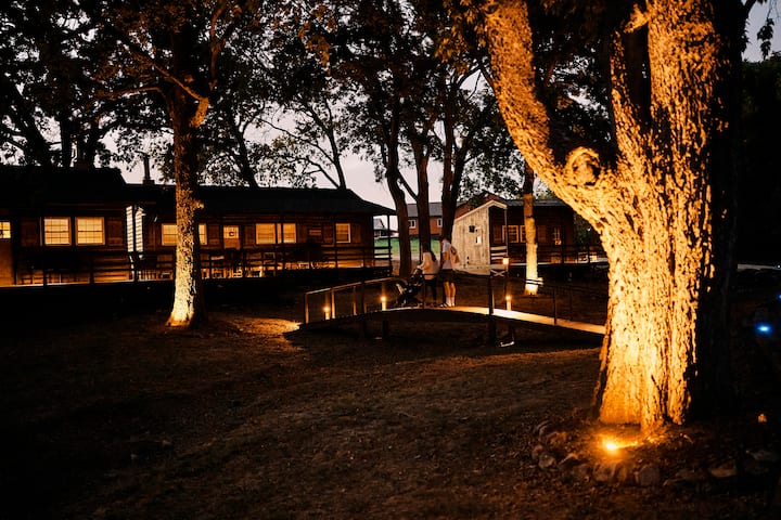 Captain’s Cottage ~Cozy Fireplace, Firepit -Smores - Disney, OK