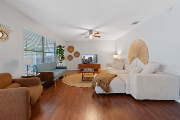 Chic Mid-century 4br • Near Domain & Downtown Atx! - Cedar Park, TX