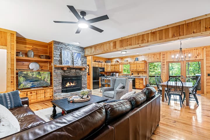 Family Cabin: Mountains, Fire Pit, Games, Hot Tub! - Carters Lake, GA