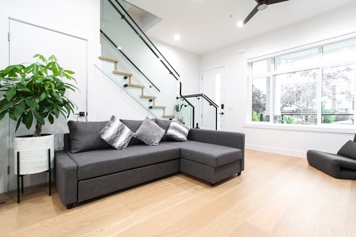 Spacious 3 Bedroom Upper Suite - Vancouver