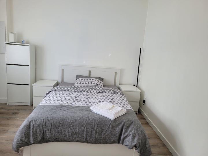Room 1 Near Cadilac Metro - Montreal