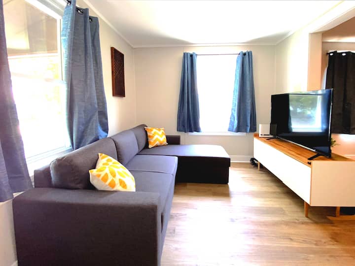 Bright 2 Bedroom Riverfront Home - Windsor