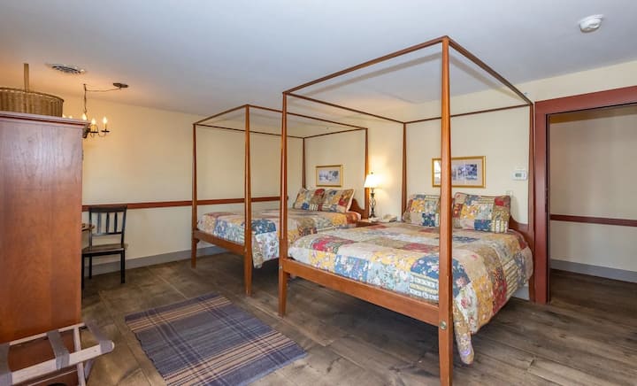 Artists Colony Inn / Double Queen - Nashville, IN