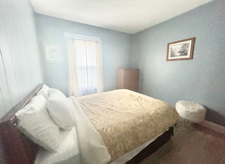 Cozy | 3bd 1ba | Free Parking - Springfield, MA