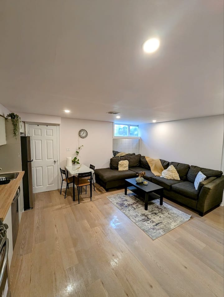 Chic Private Guesthouse, 1 Bdrm - Toronto, ON