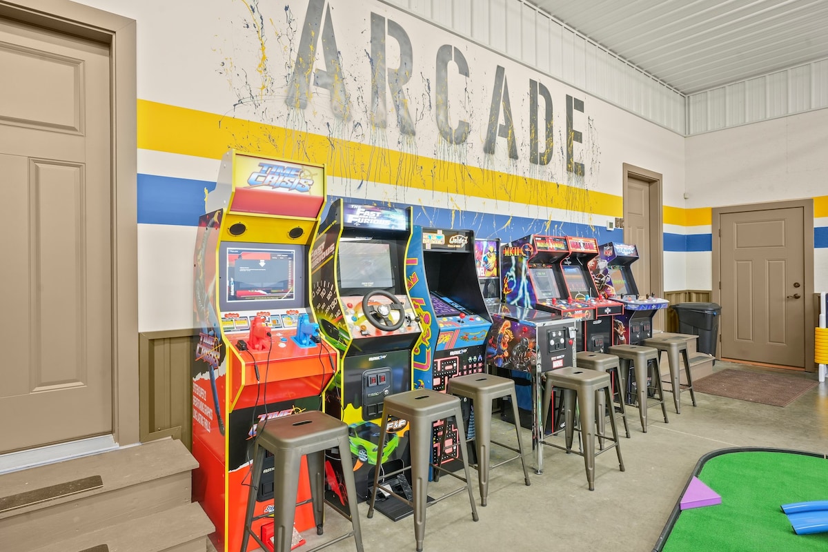 Barn! Golf Sim/Theater/Slide/Hot Tub/Mini Golf/Bar - Barns for Rent in ...