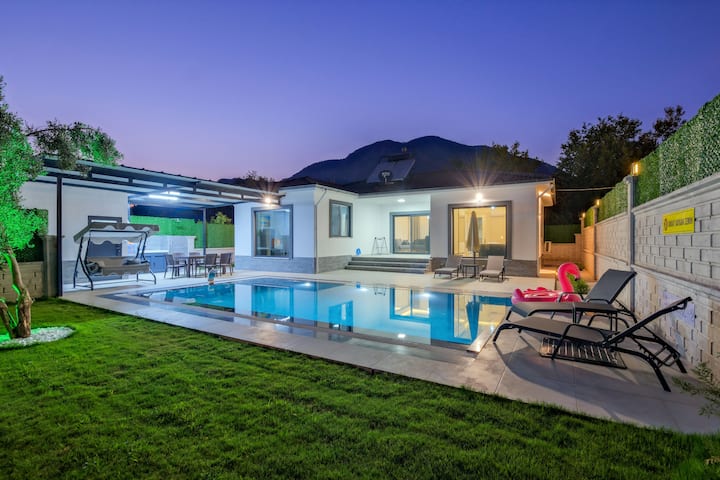 Jakuzili Geniş Havuz 2 Yatak Odalı Villa-2 #Vn136 - Köyceğiz