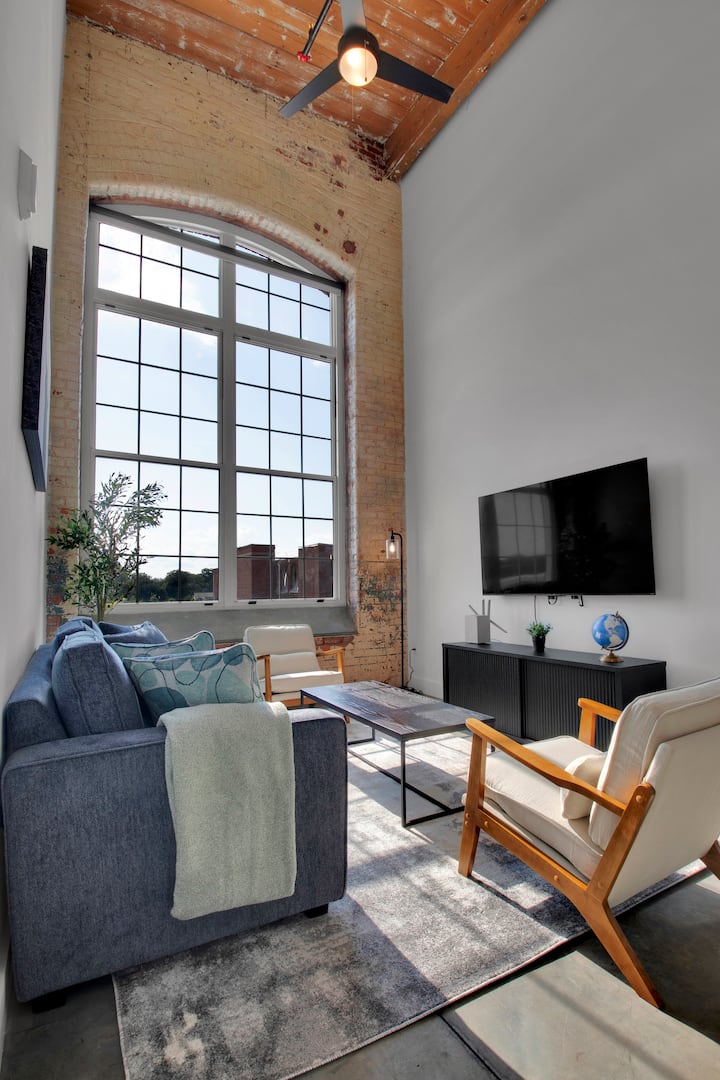 Bright & Cozy Loft | Pool & Gym | Prime Location - Piedmont, SC